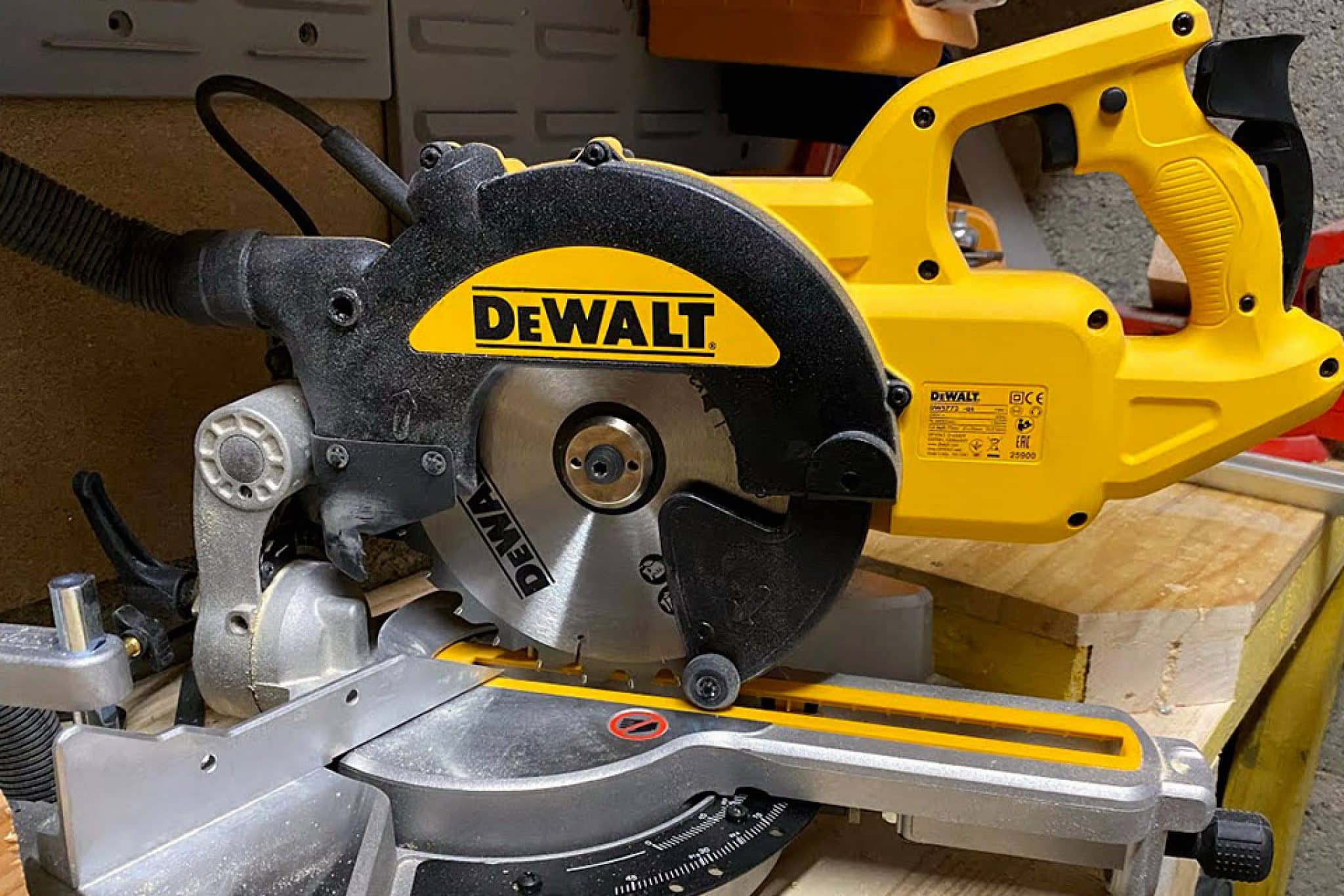 AVIS DEWALT DWS773 : SCIE À ONGLETS RADIALE au Meilleur Prix