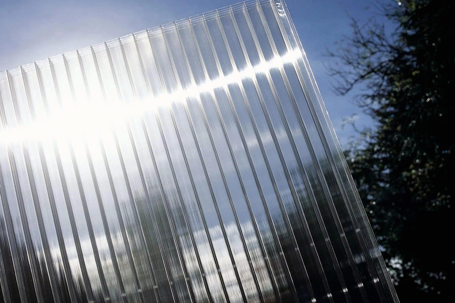 Comment Fixer des Plaques de POLYCARBONATE ? Guide 2025