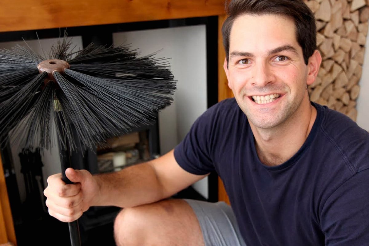 Ramoner sa cheminée soi-même : obligations et assurance habitation