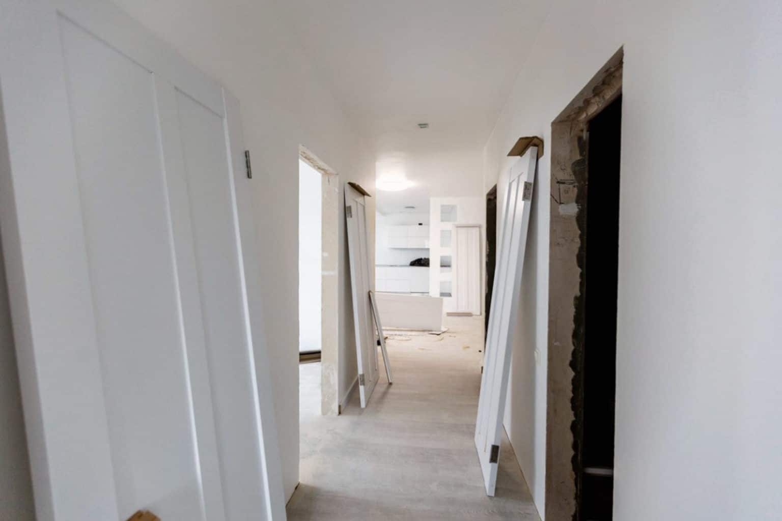 Quelle est la HAUTEUR STANDARD d'une PORTE Intérieure ? Norme 2025