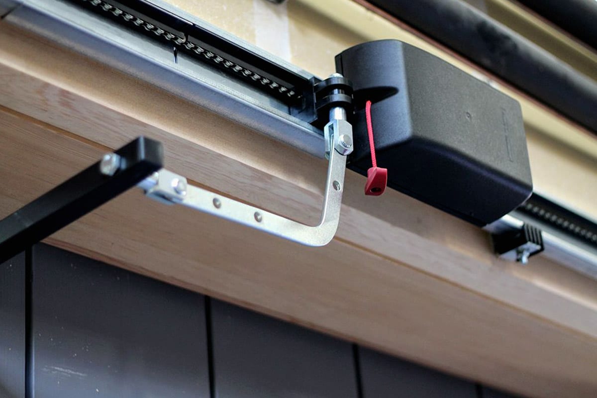 Comment installer une porte de garage COULISSANTE : Guide de pose complet